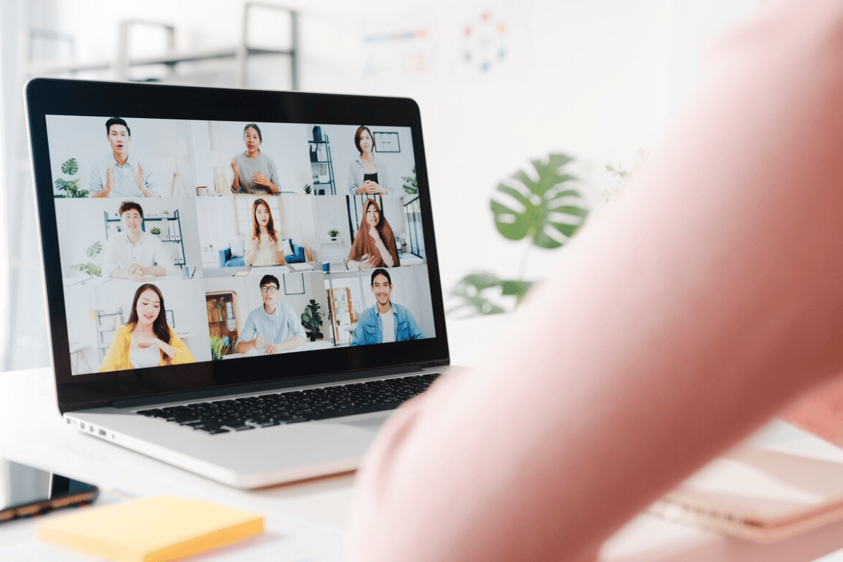 How to Build an Online Community in 7 Steps (Explained) - Hello Audio